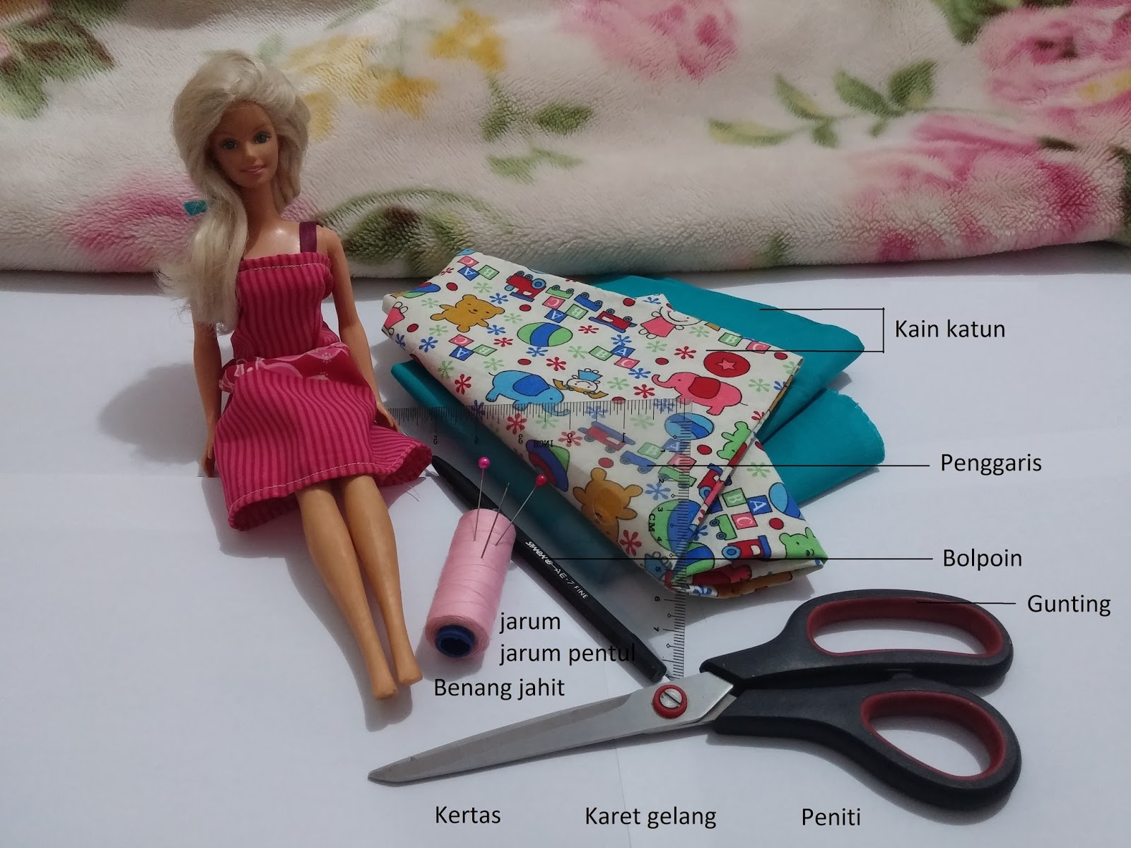 Barbie Mau Sholat Nih, Kita Bikinin Mukena Yuk! | Hey! Leblung