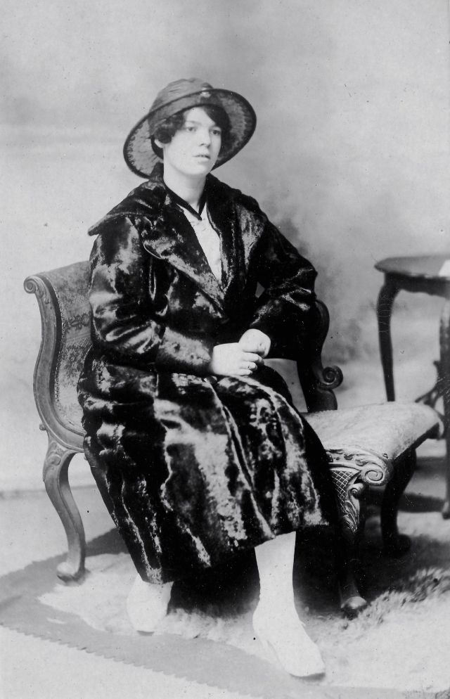 30 Beautiful Photos Capture the ’20s Women in Fur Coats ~ Vintage Everyday