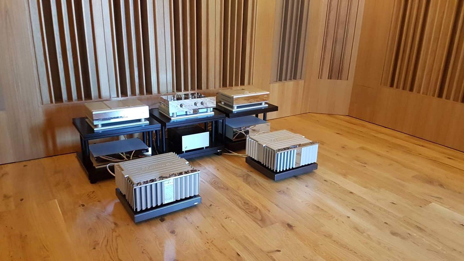 BURMESTER REFERENCE LINE SET-UP WITH A REFERENCE LISTENING ACOUSTIC ...