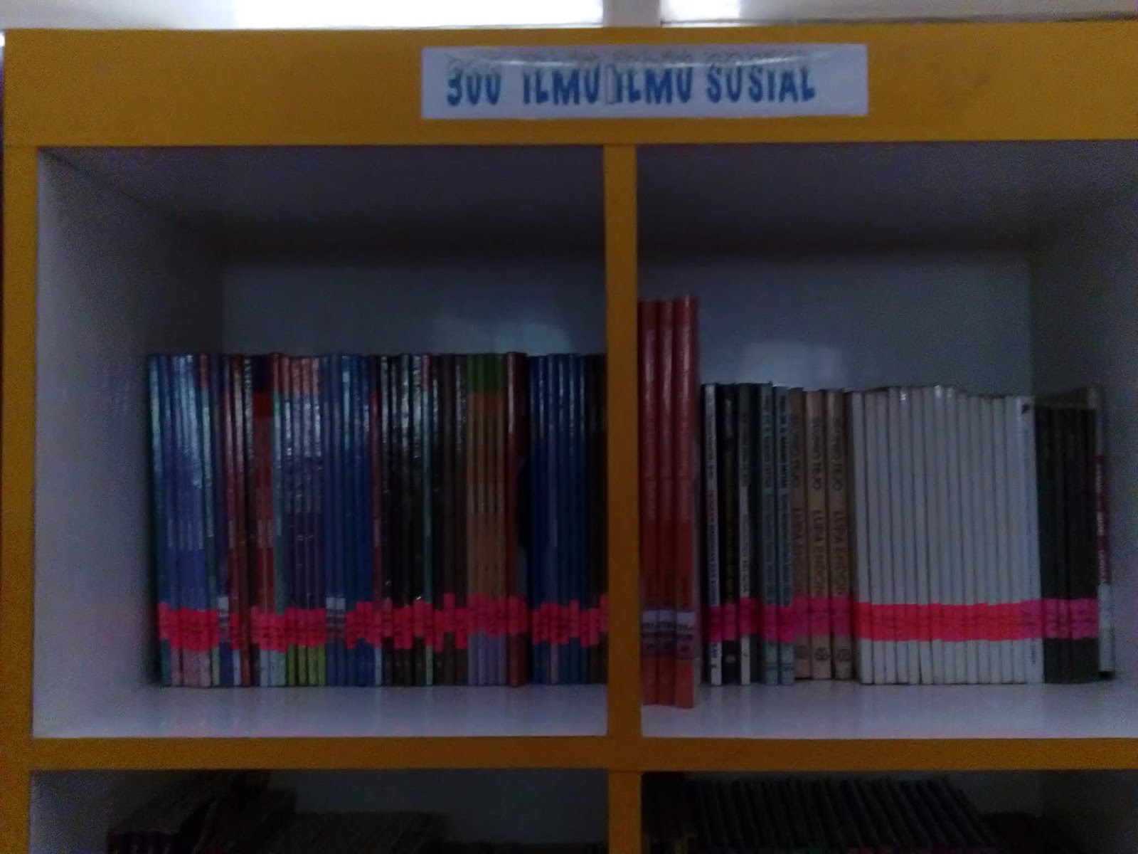 Perpustakaan MTsN Garut: Proses Labeling Buku