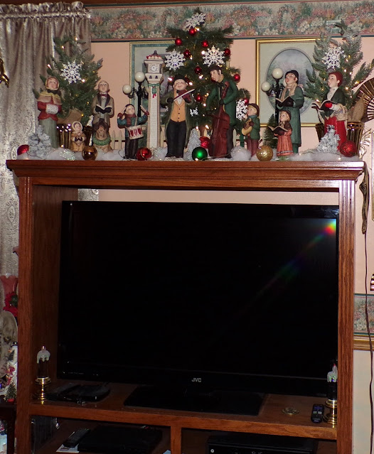 A DEBBIE-DABBLE CHRISTMAS: Just How Many Decorated Christmas Trees Do I ...