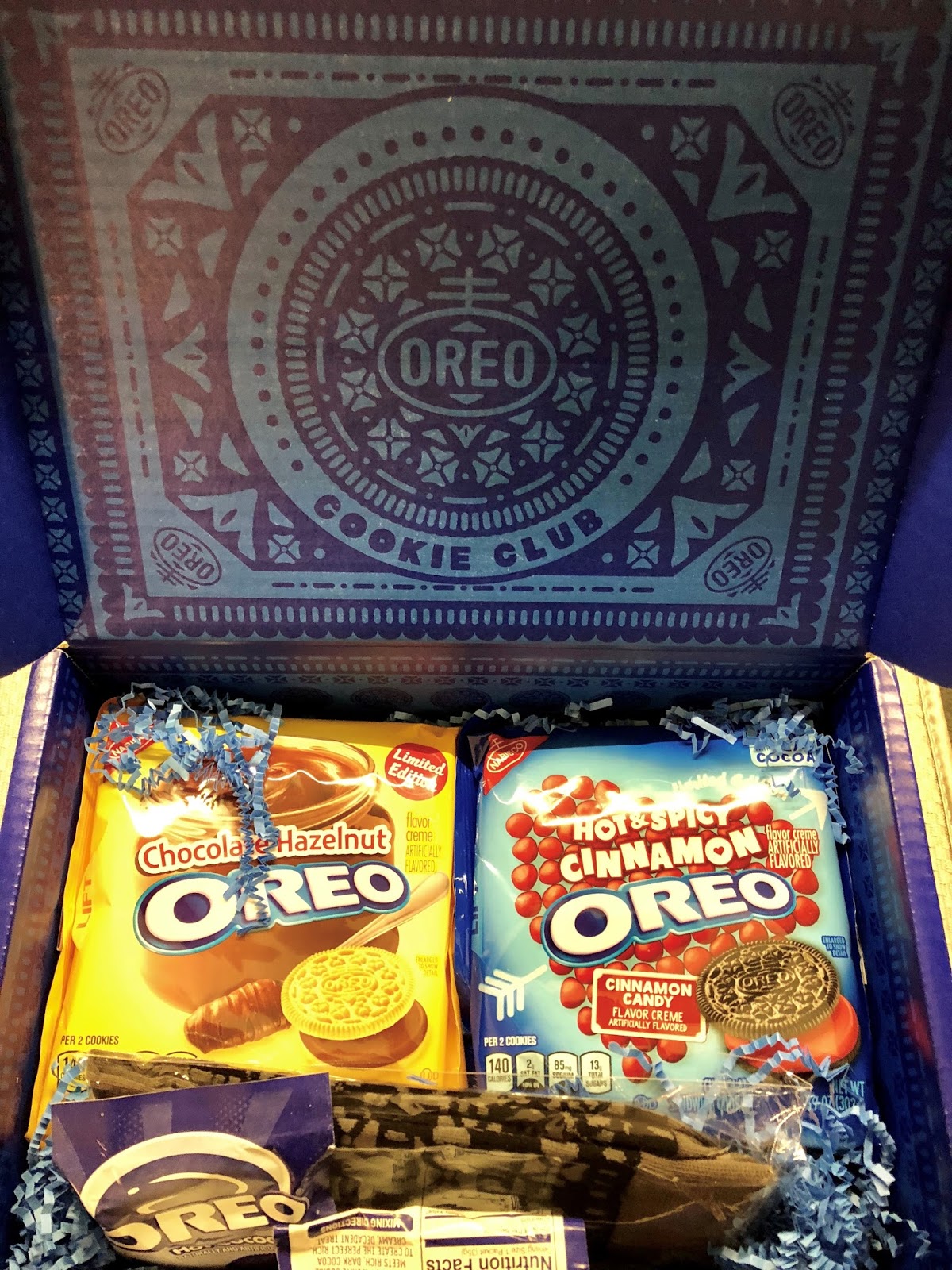 Oreo Cookie Club Box #1: Box Contents and Hot & Spicy Cinnamon Oreo