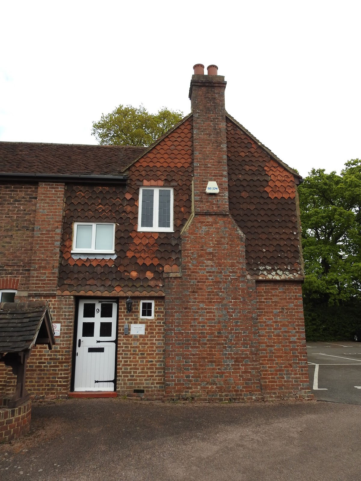 Crawley Old Town: EIGHT PICTURES: County Oak Cottage