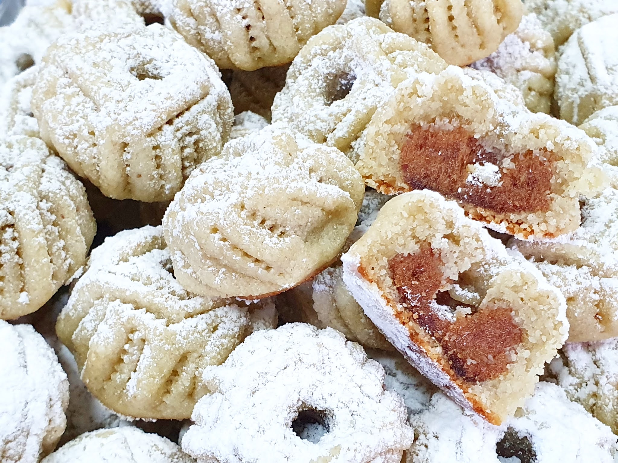 Maryam's Culinary Wonders: 1568. Date Semolina Maamoul