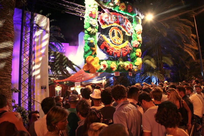 El Observador Solitario: ÉXITO DE LA FIESTA FLOWER POWER VIP 2011 EN PACHA