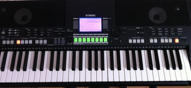 TECLADO ELETRÔNICO: Yamaha PSR-S550B