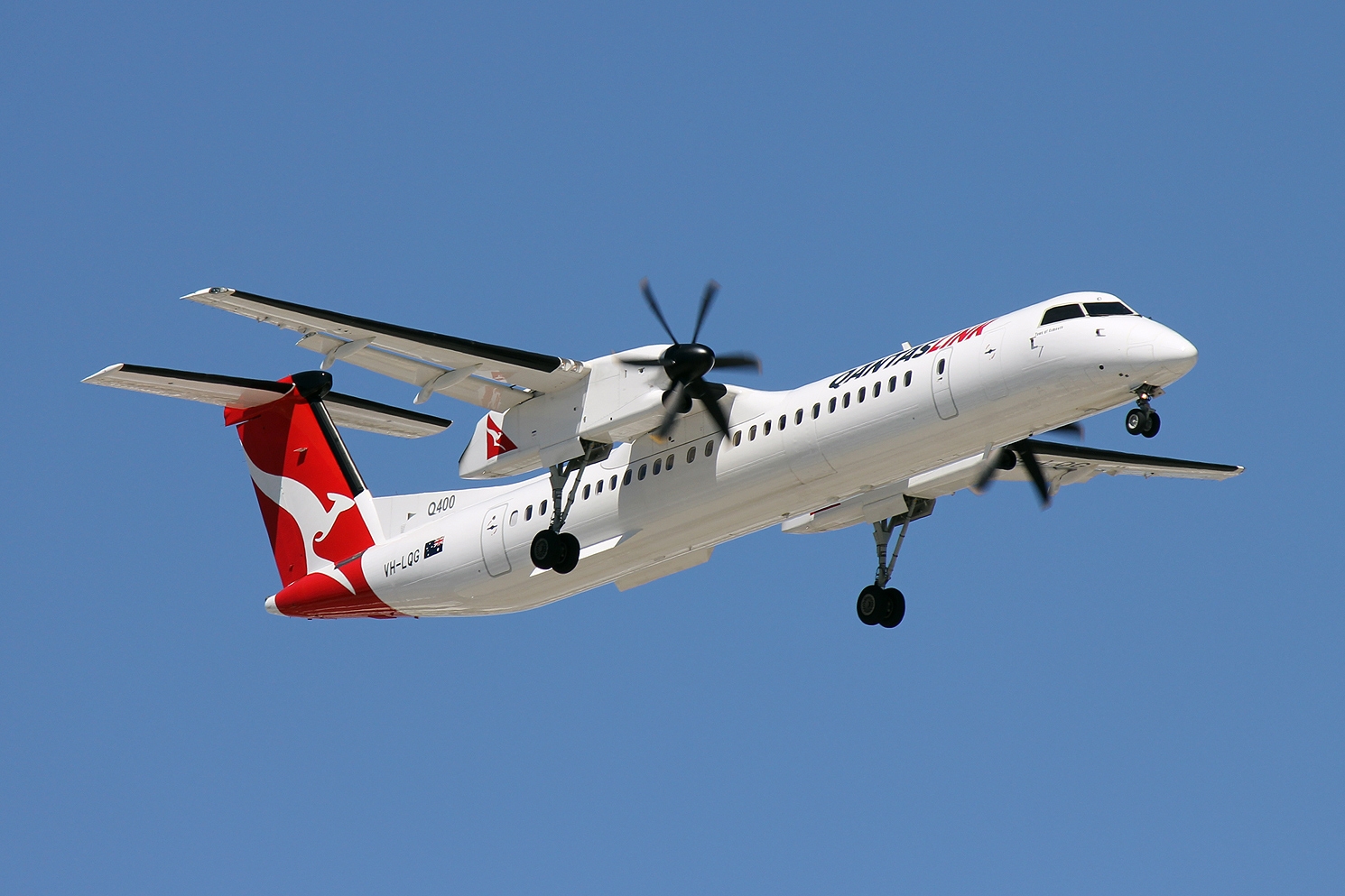 Perth Airport Spotter's Blog: Qantaslink Dash 8 Q 400 VH-LQG (1st service)