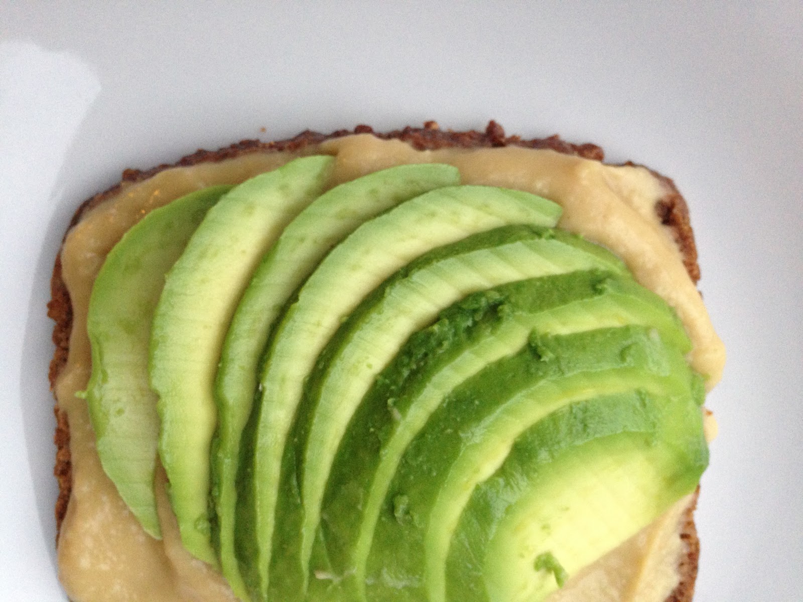 Colorful Fun Living: Avocado-humus rugbrødsmad