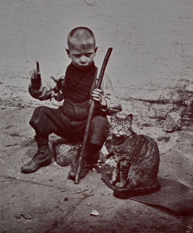 Amazing Vintage Photographs of Destitute East End Children From 100 ...