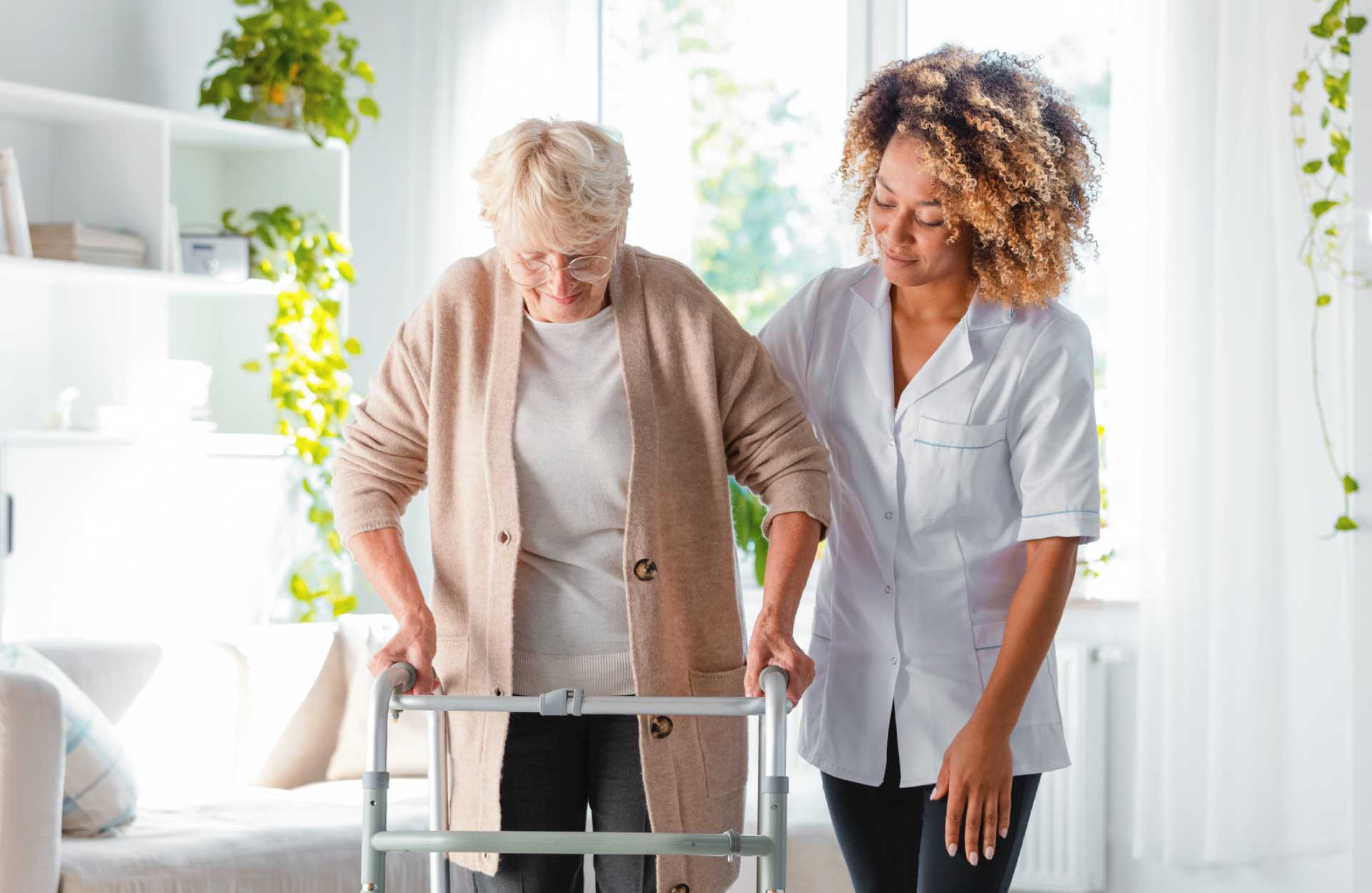 Colaboración en la movilización, traslado y deambulación de los usuarios