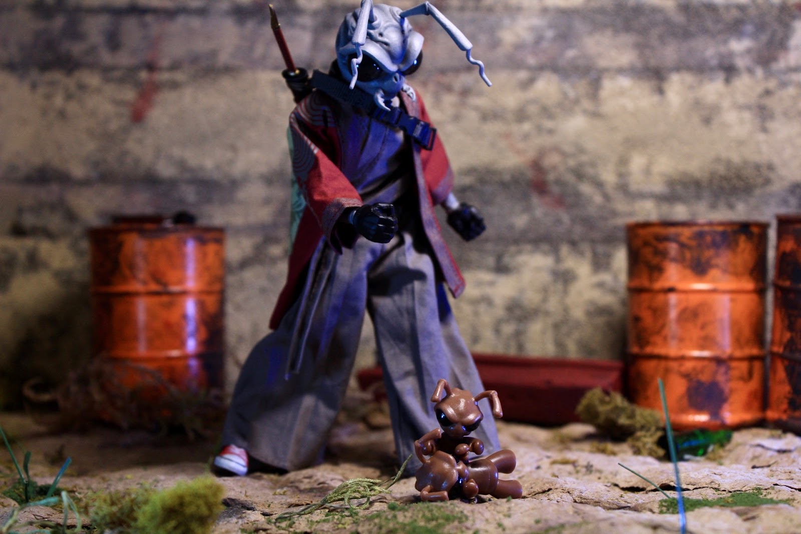 CobraShadowJoes: Mezco Toyz Exclusive Lone Roach and Grub Figure Review