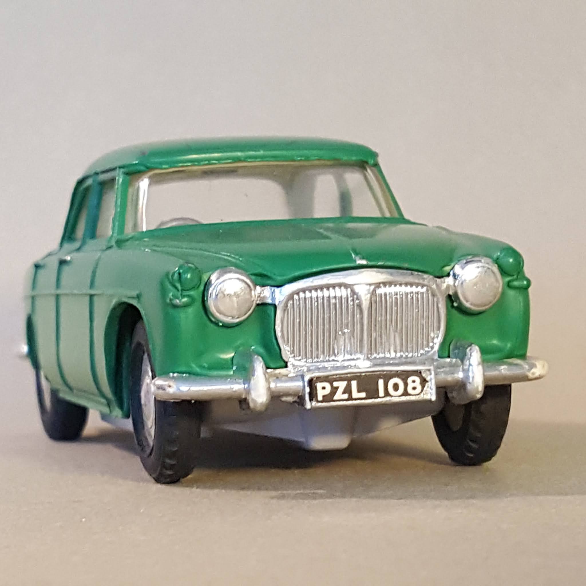 AU JOUET PARISIEN: Spot-On n° 157 Rover 3 Litre P5 Mark 1