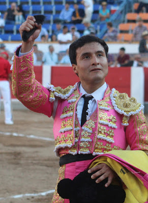 Perú Taurino: SAMUEL CALDERÓN APODERADO POR VICTOR HUGO GARAVITO