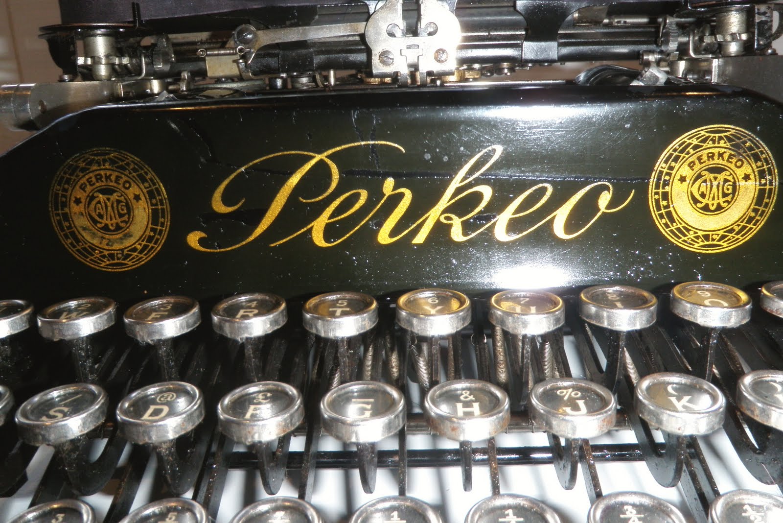 oz.Typewriter: The Perkeo and other Folding Portable Typewriters