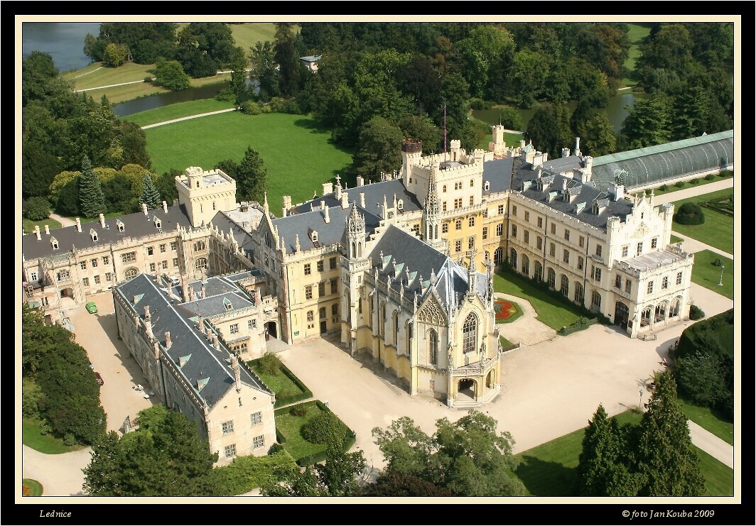 FLyFOTO letecká fotografie a video: Lednice