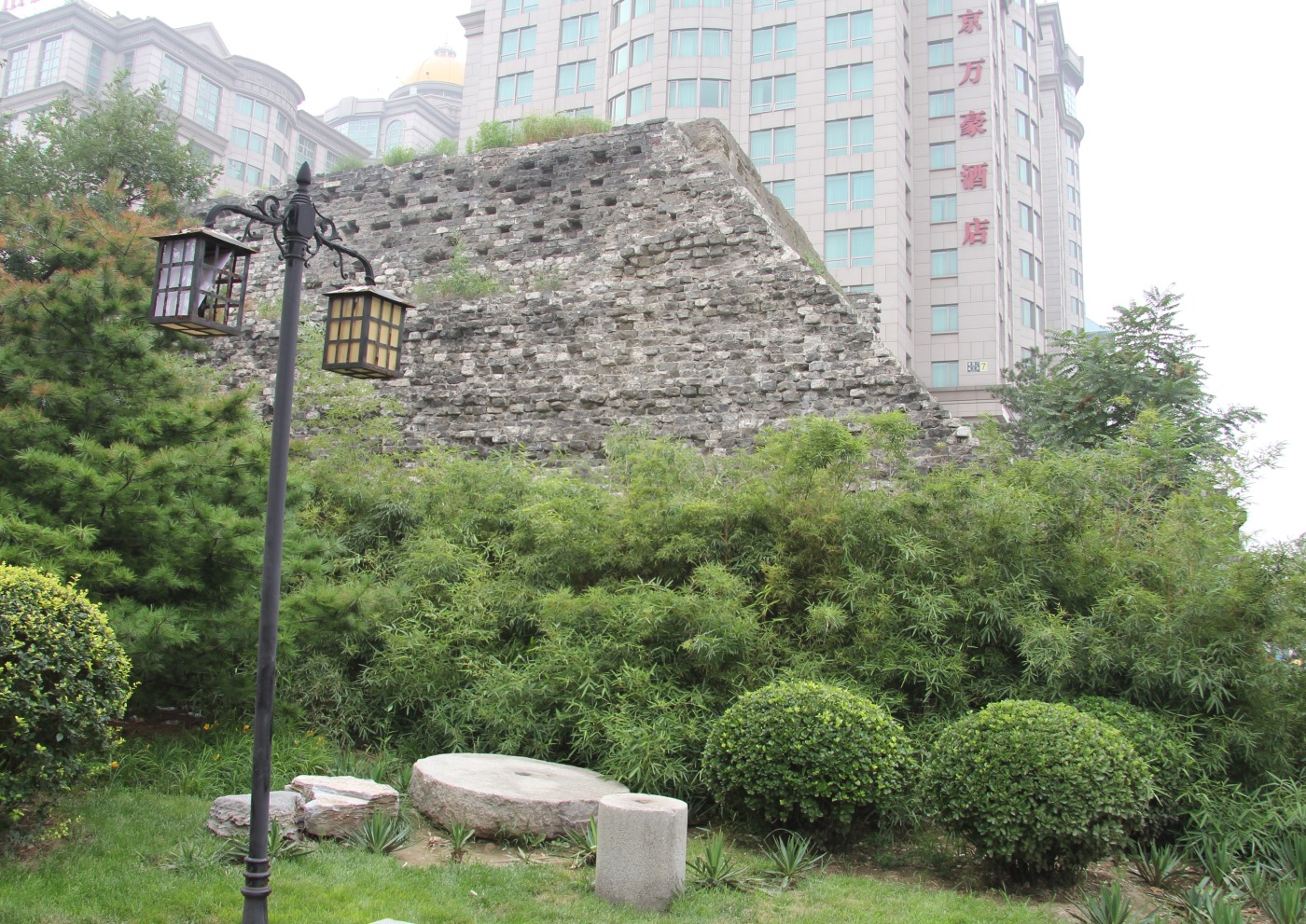 Torwen's Blog: Beijing - Wanfujing Museum, Ming Wall, Dongtang Church ...