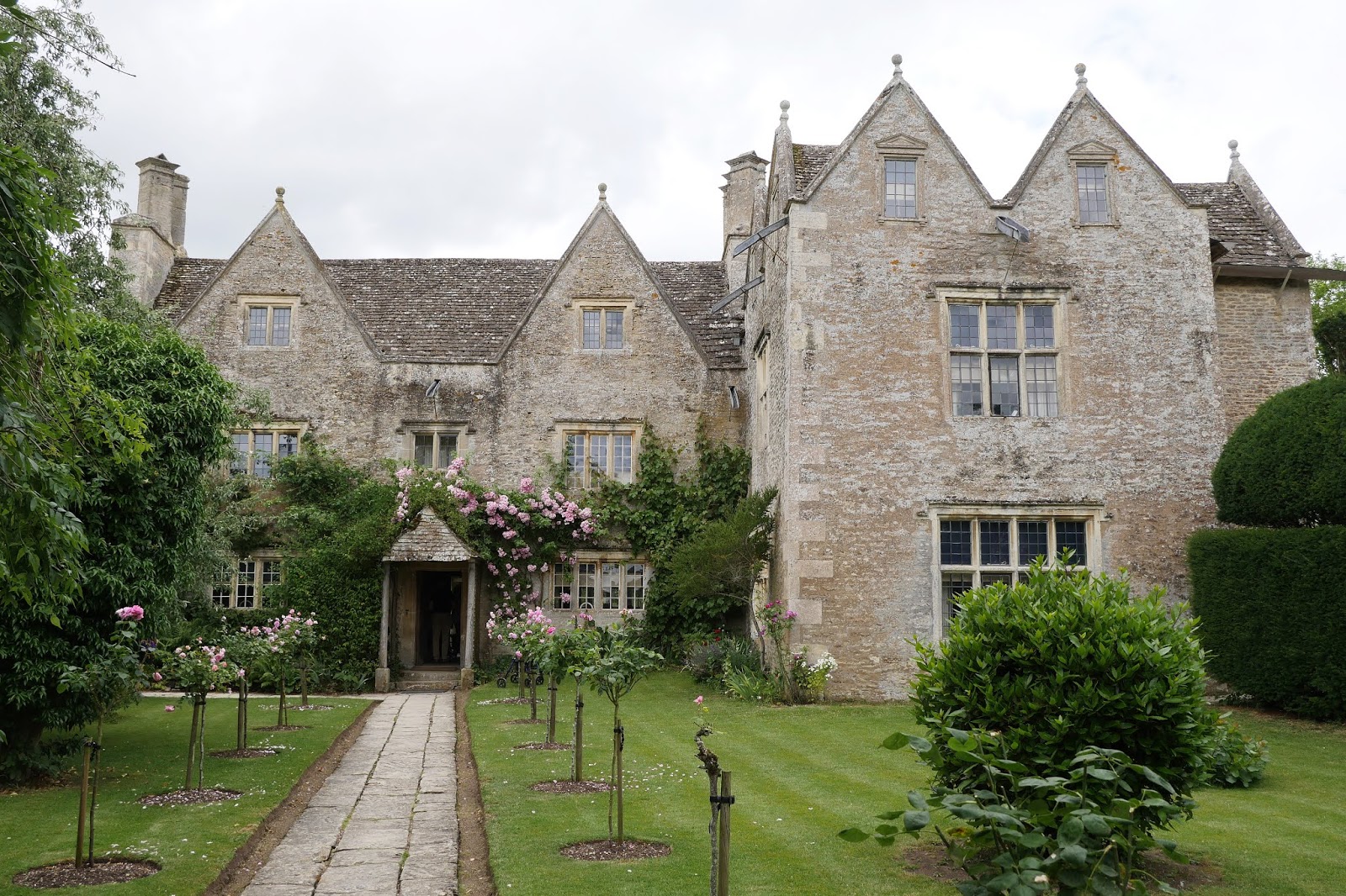 Walking in the country: Kelmscott Manor and Buscot