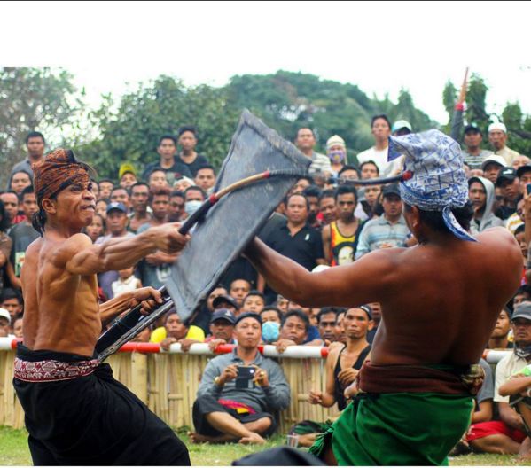 Peresean, Pertarungan Tradisional Khas Sasak Lombok | Pariwisata Lombok ...