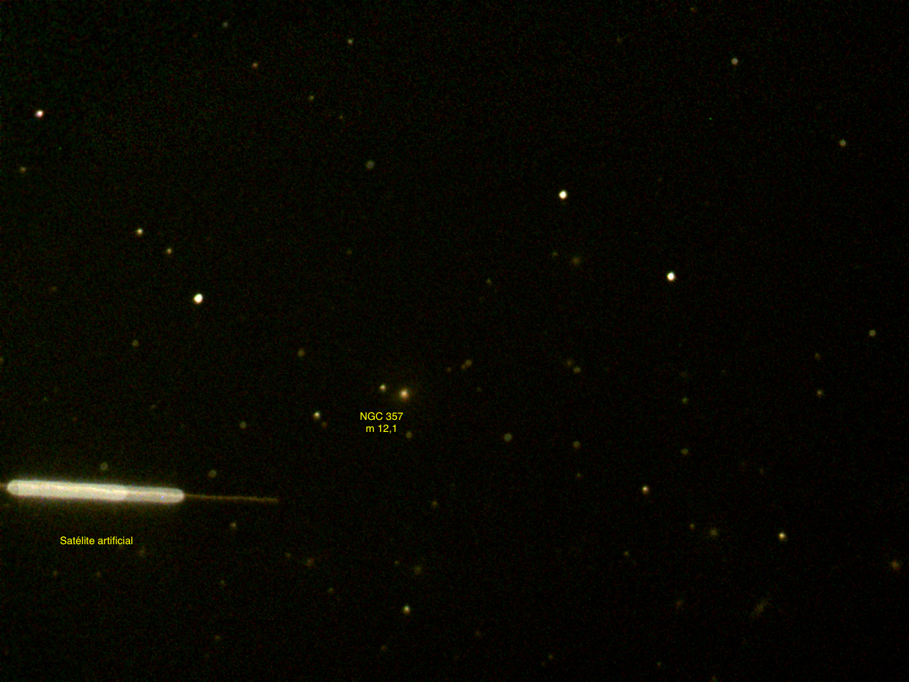 NGC 357 galaxia y traza de satélite artificial