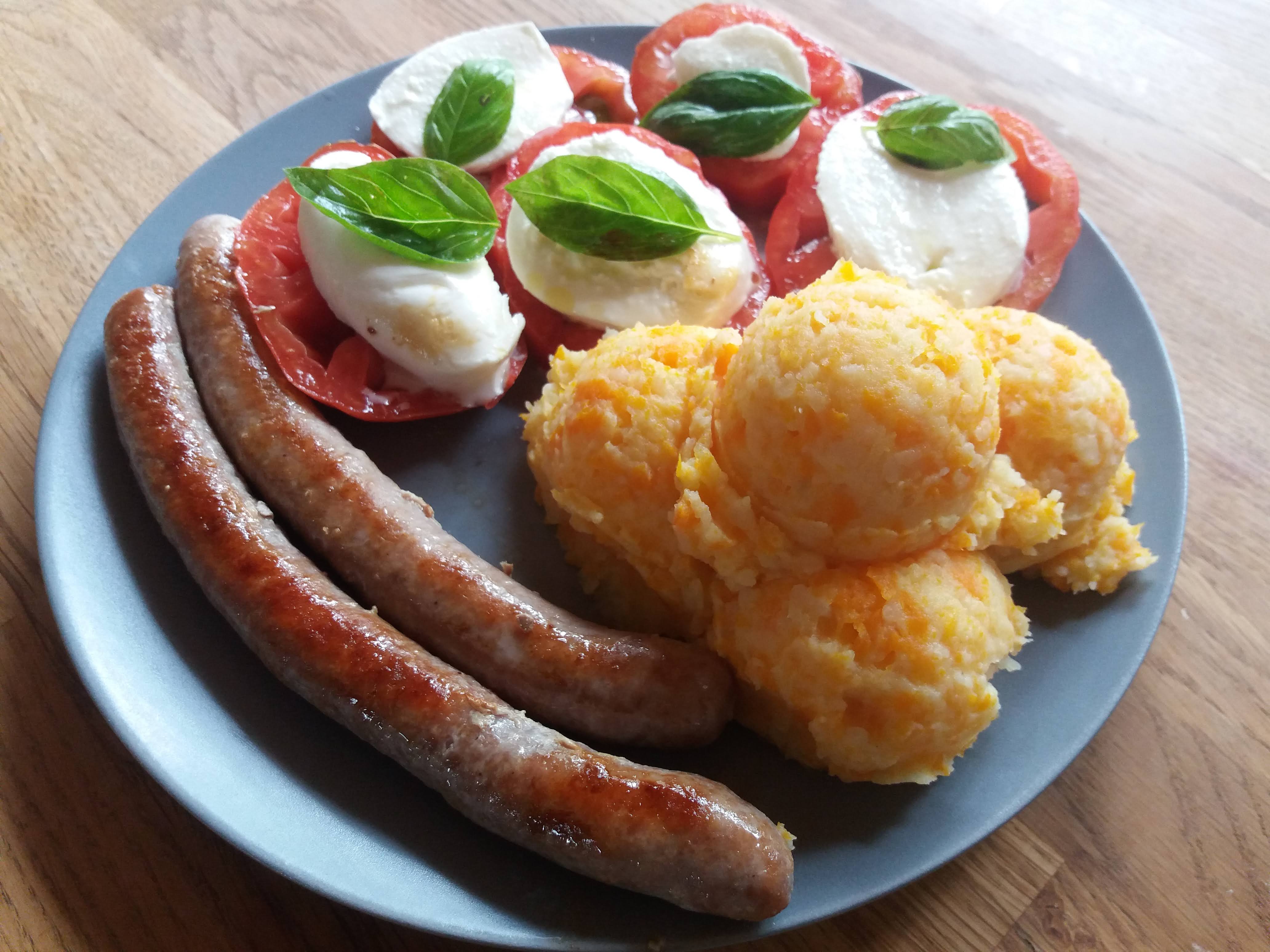 Géraldine en cuisine: Stoemp carottes, Tomates mozarella et Chipolatas