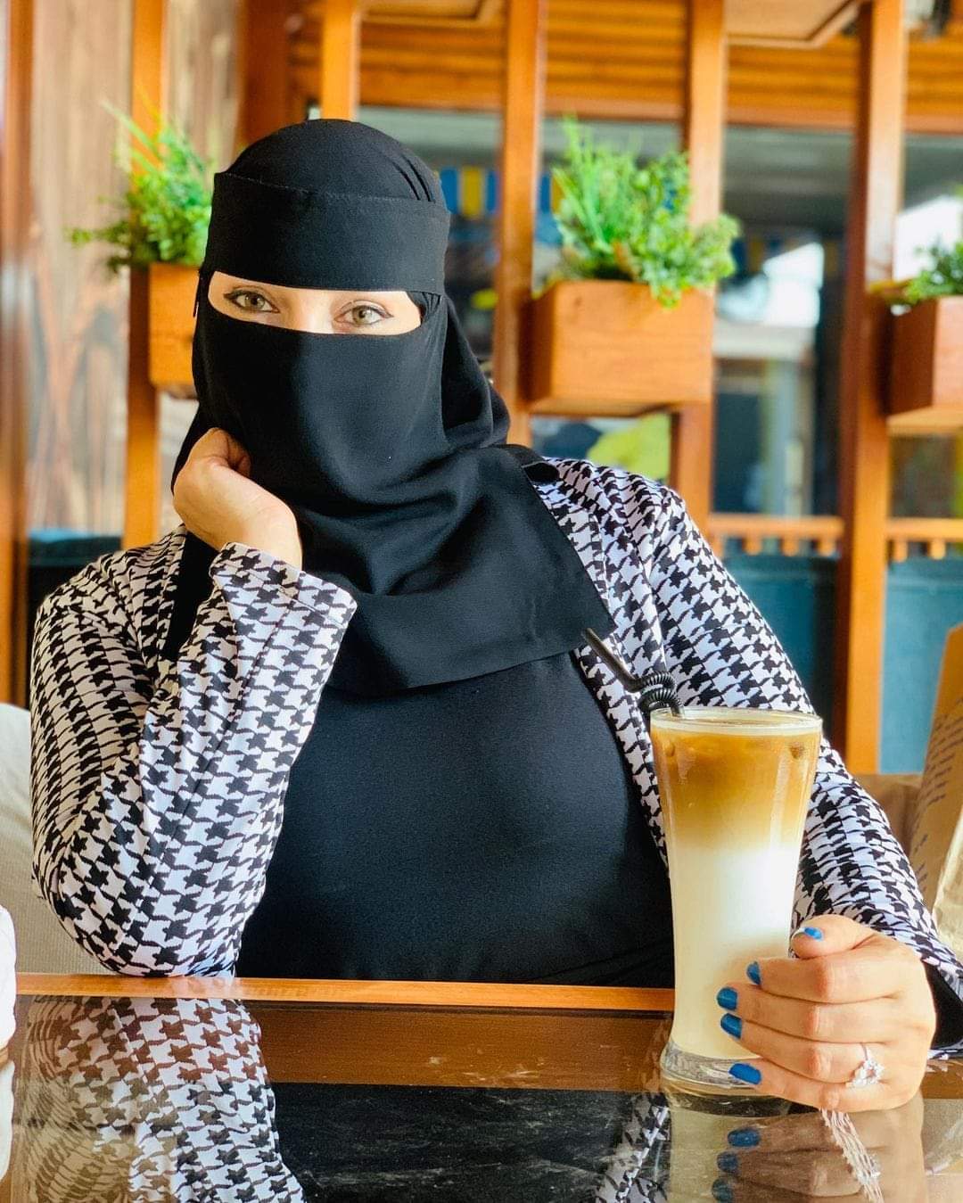 أنا دكتورة مطلقة أرغب في الزواج وأقبل أن أكون زوجة ثانية زوجتي دوت قمر