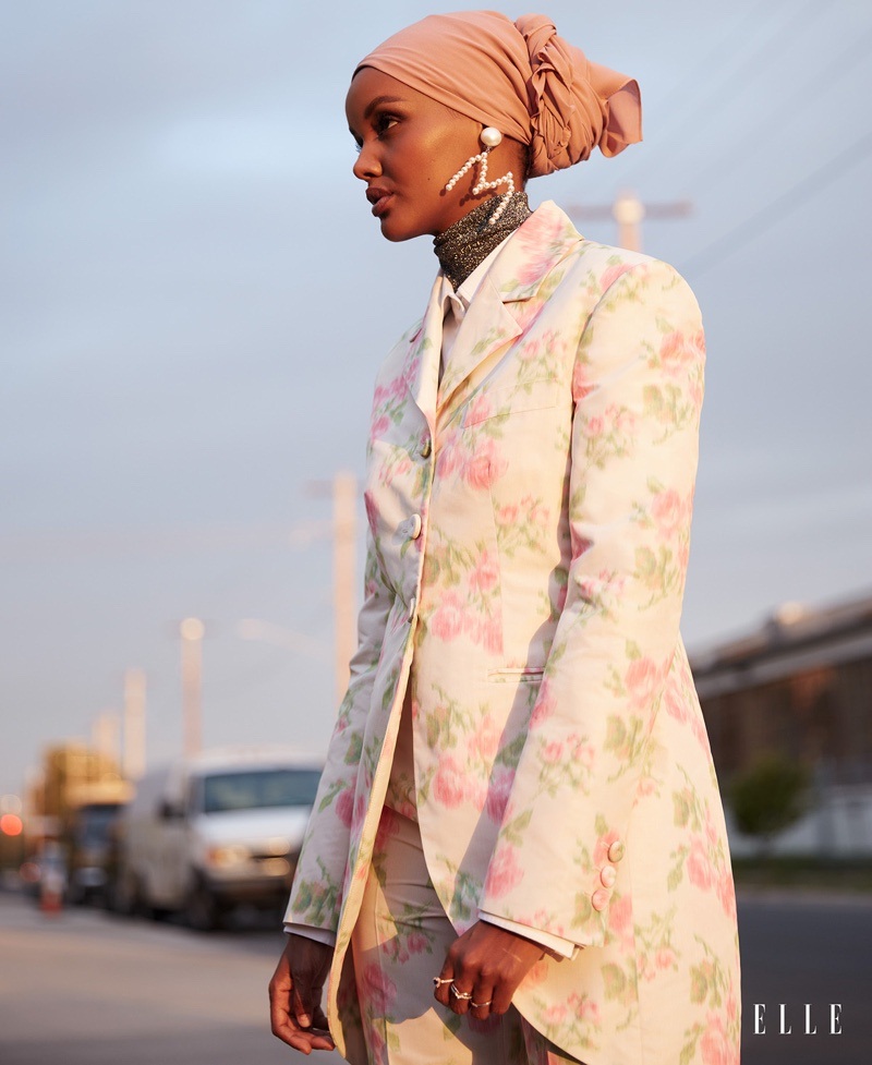 Últimas Tendencias: Halima Aden modela looks elegantes en ELLE Singapur