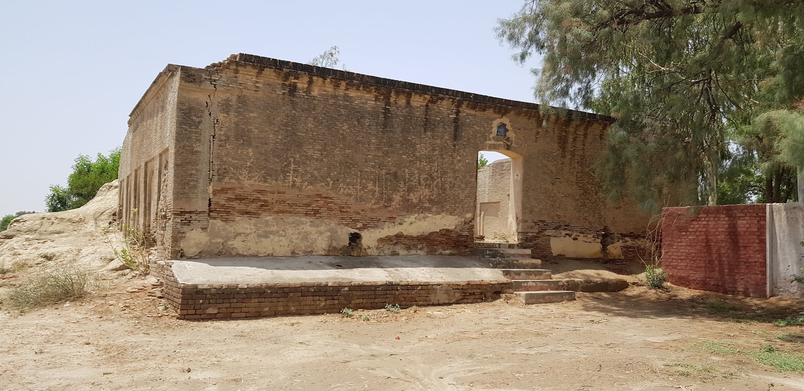 Pakistan Geotagging: 098 - Nawab Sar Buland Khan And His Fort At Mankera