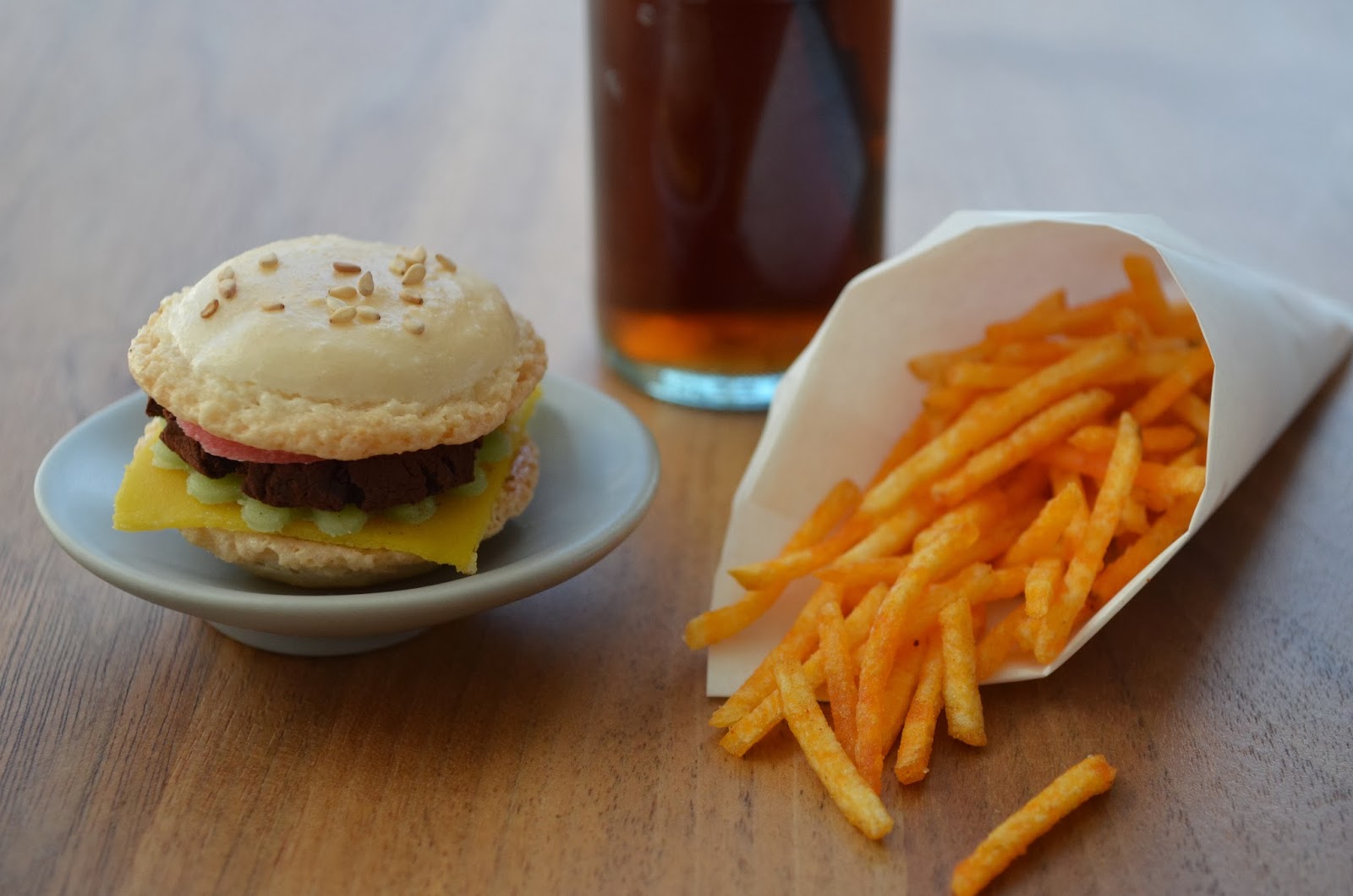 HIMBEERMILCH: Macaron Hamburger