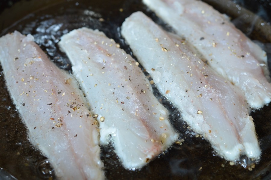 Lavrac (lup/biban de mare) cu legume, la tigaie - CAIETUL CU RETETE