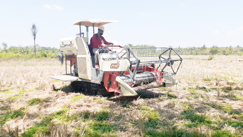 Antusias Jalani Pelatihan Vokasi, Peserta Operasikan Combine Harvester Antusias Jalani Pelatihan Vokasi, Peserta Operasikan Combine Harvester