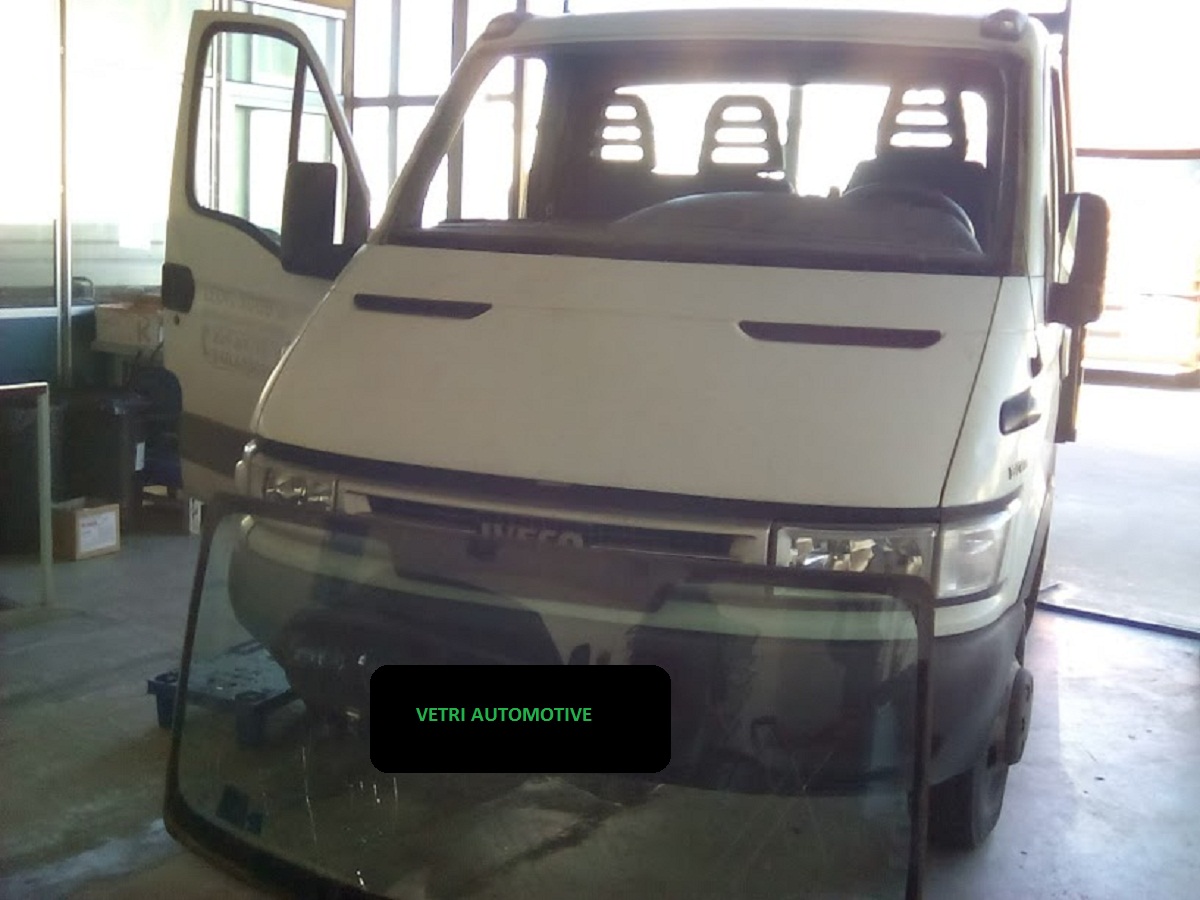 Sostituzione vetri auto - Automotive: Sostituzione parabrezza Iveco Daily.