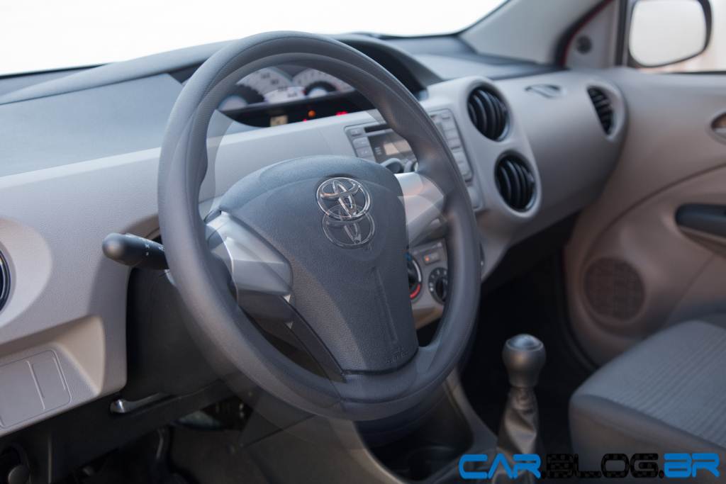 Toyota Etios - todos os detalhes das versões em vídeo oficial