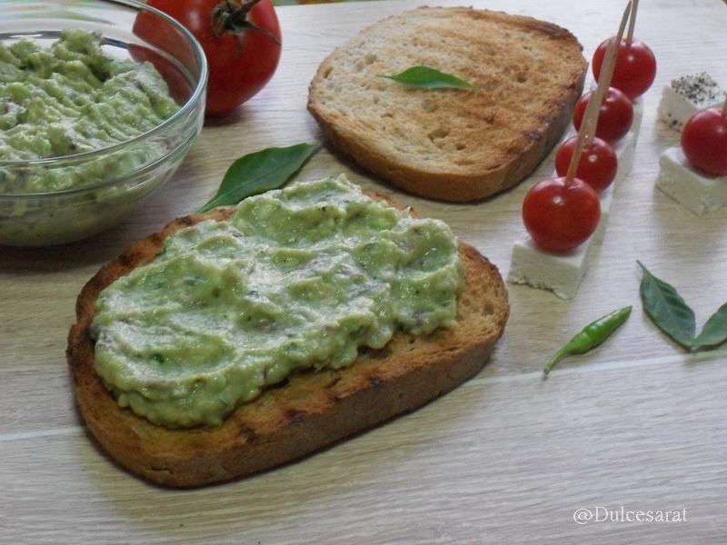 Guacamole cu ceapa si patrunjel verde