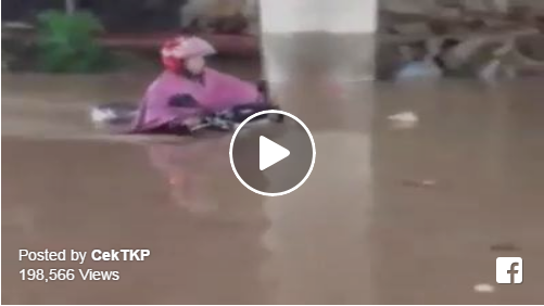 Aksi Emak-Emak Naik Motor di Tengah Genangan Air Ini Bikin Netizen Kagum Aksi Emak-Emak Naik Motor di Tengah Genangan Air Ini Bikin Netizen Kagum
