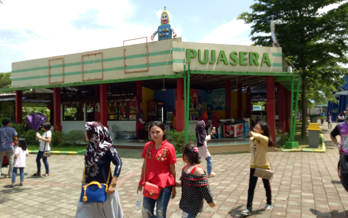 Cicipin Makana di Pujasera World Of Wonders Cikkupa - Flonova Tour Travel