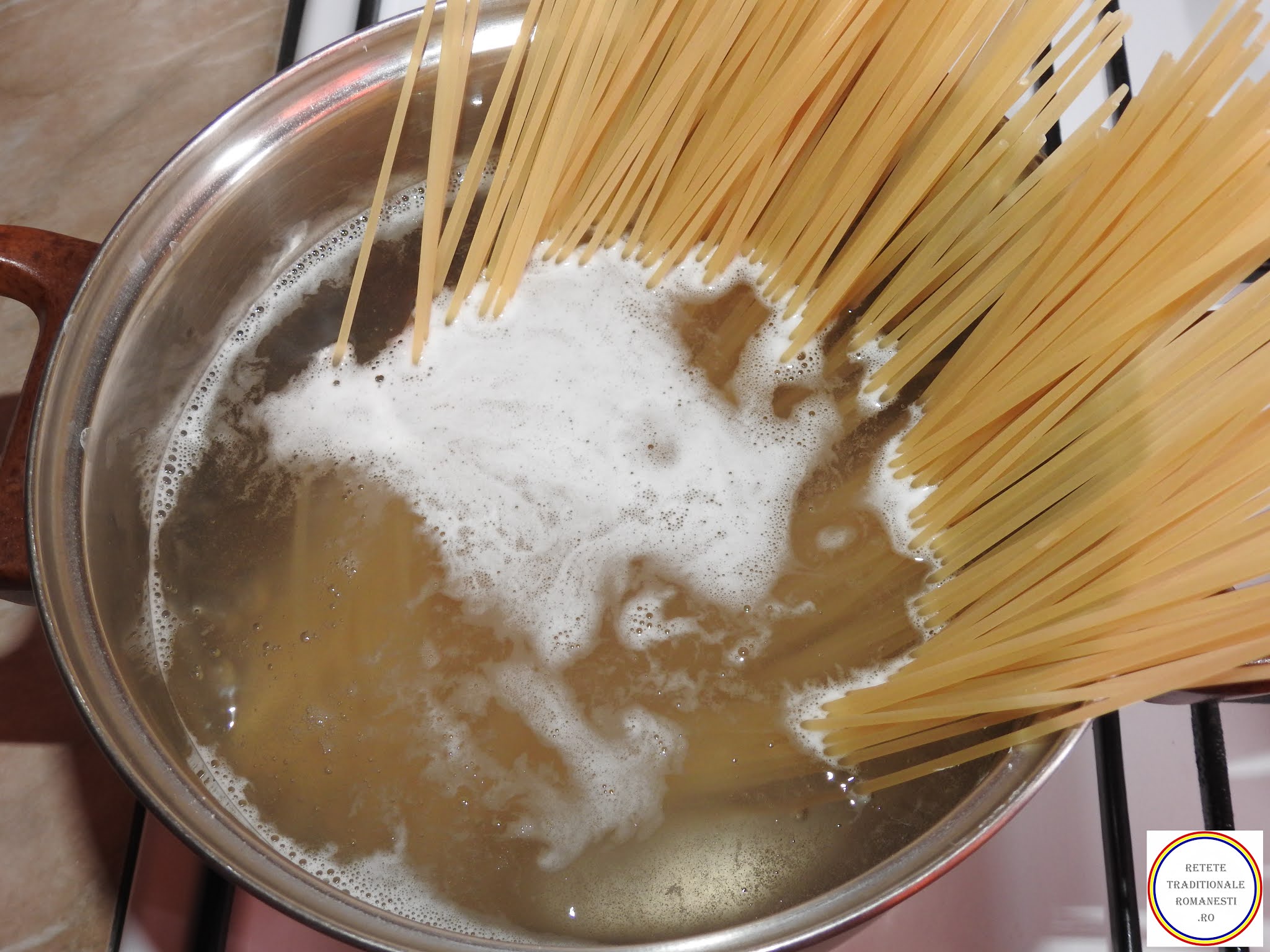 Retetetraditionaleromanesti.ro: Paste cu scoici si rosii cherry