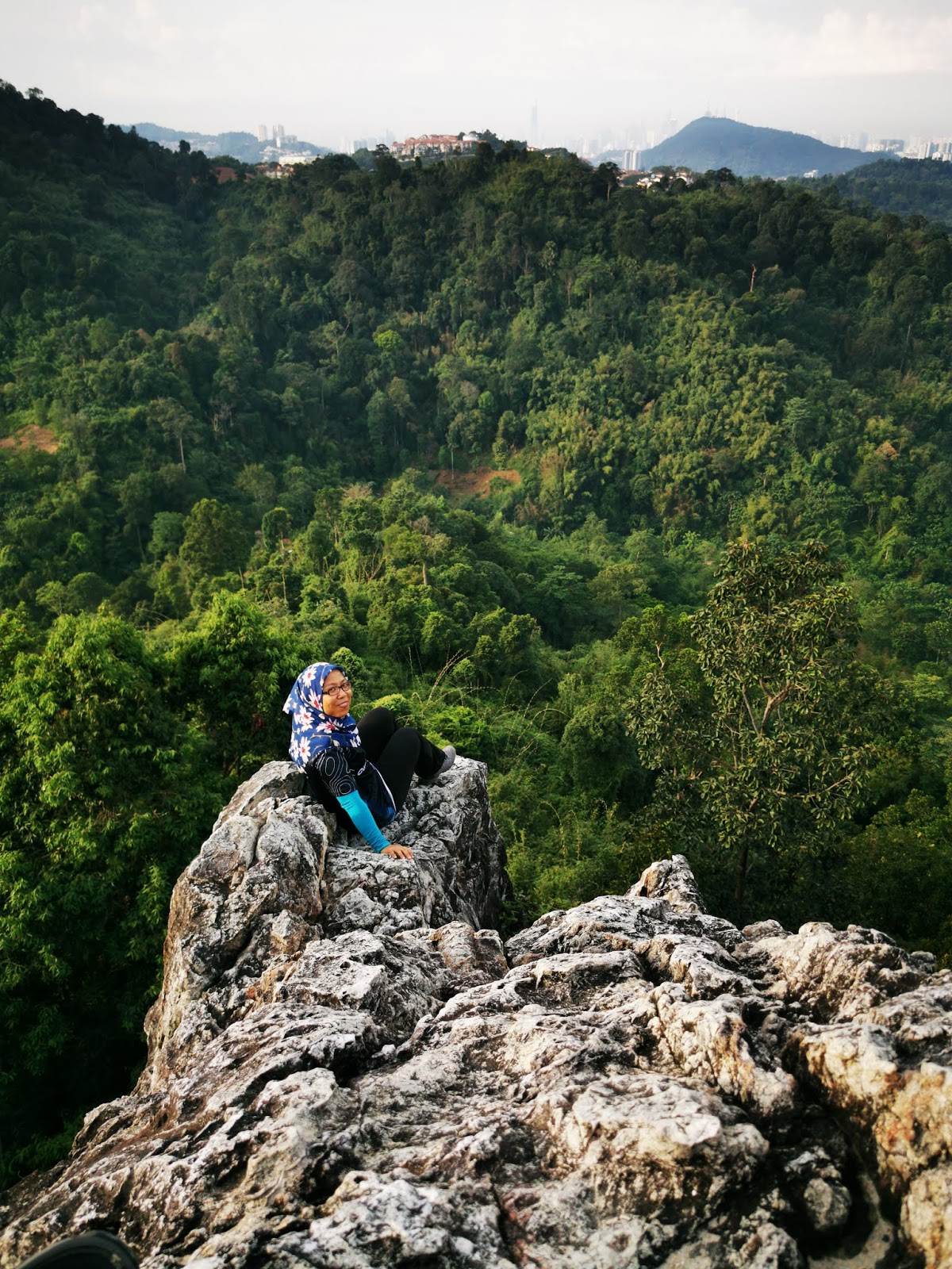 Mengejar Sunrise di Bukit Batu Chondong