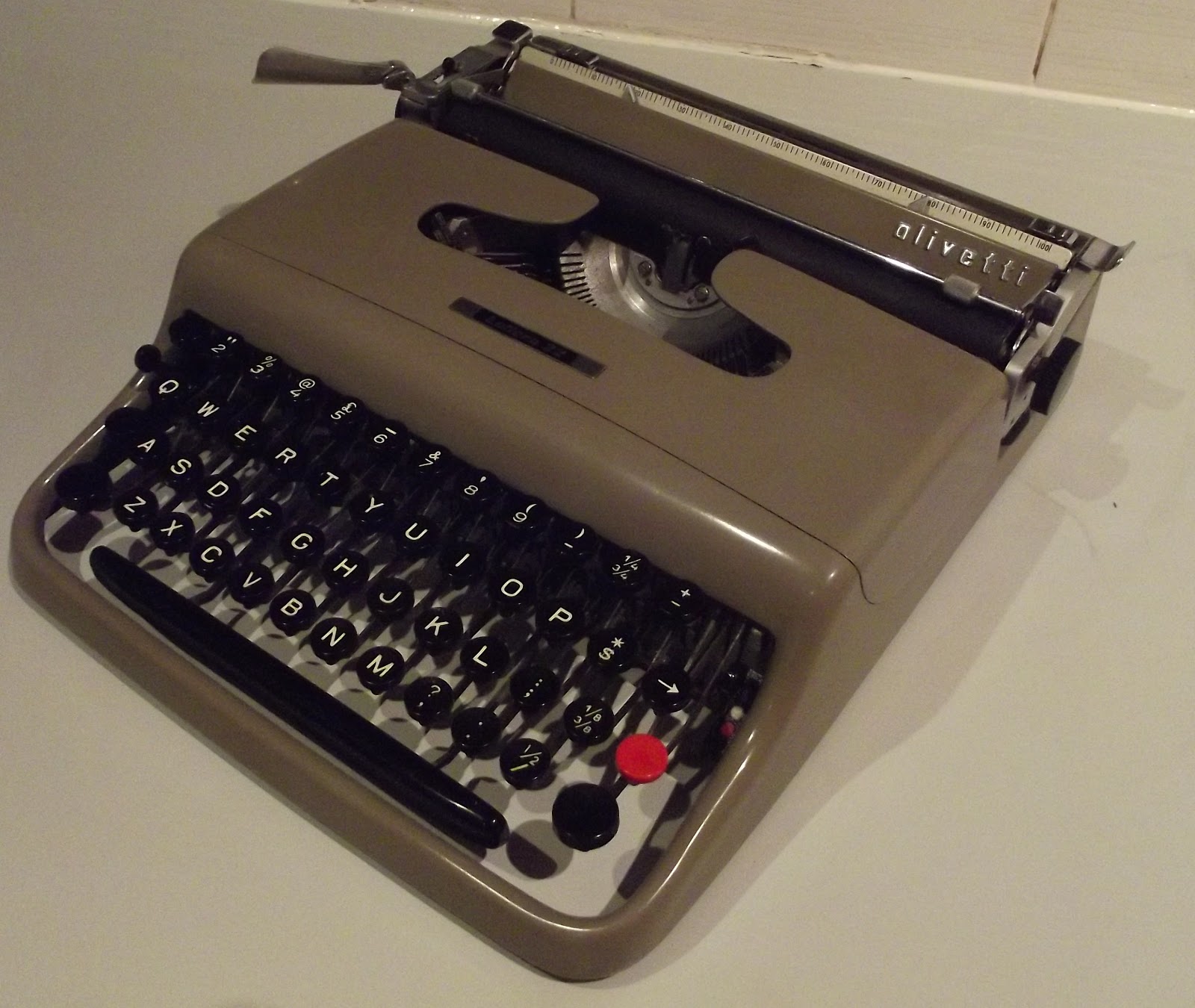 oz.Typewriter: Spot the Difference: Olivetti Lettera 22 Portable Typewriter