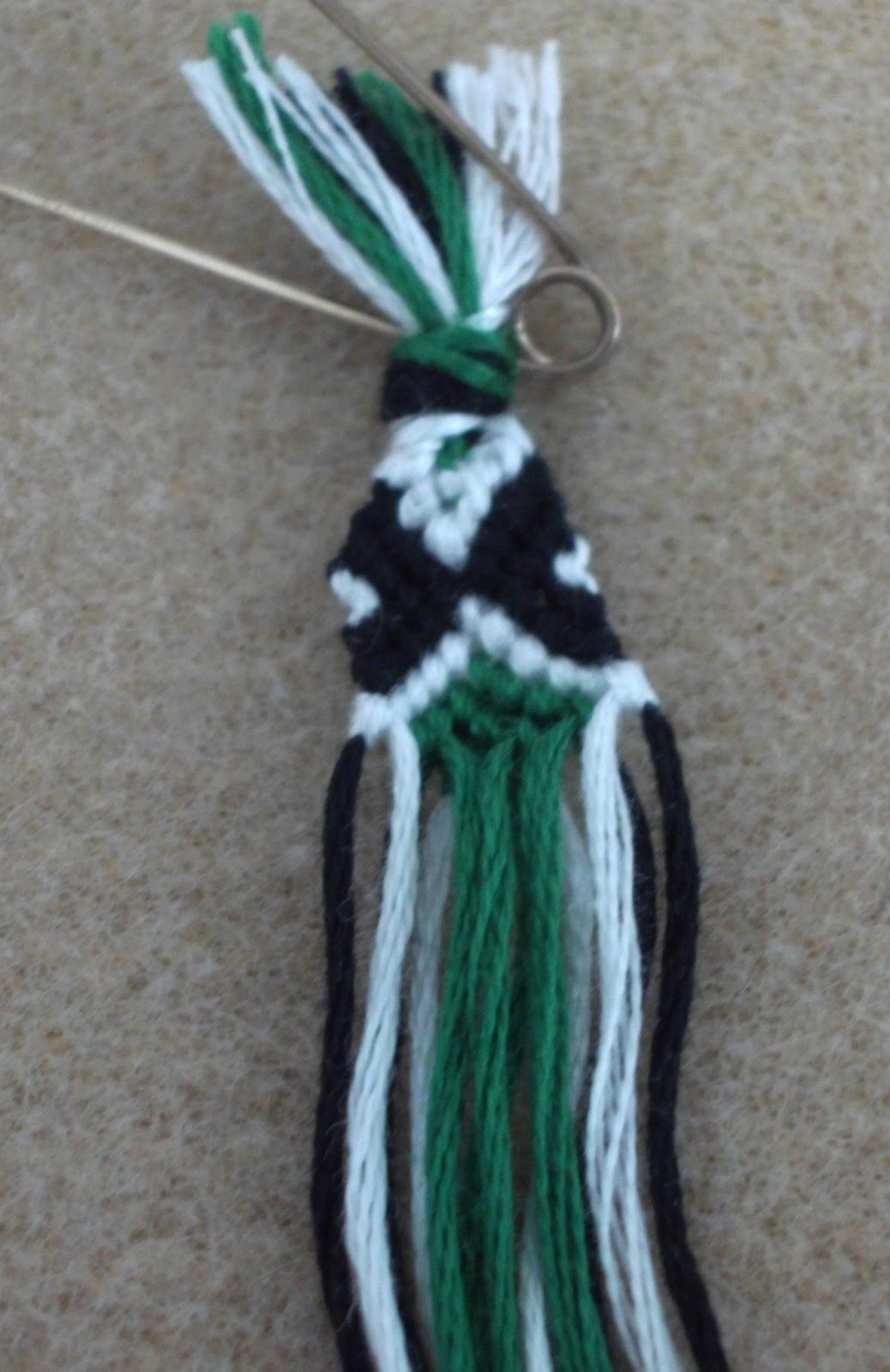 Vovs Jewellery Blog: Diamond Pattern Friendship Bracelet Tutorial