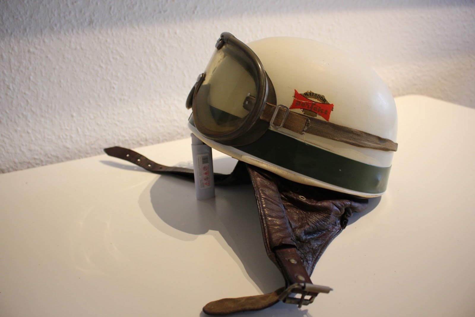 Unser Flohmarkt: Alter Motorradhelm mit Brille