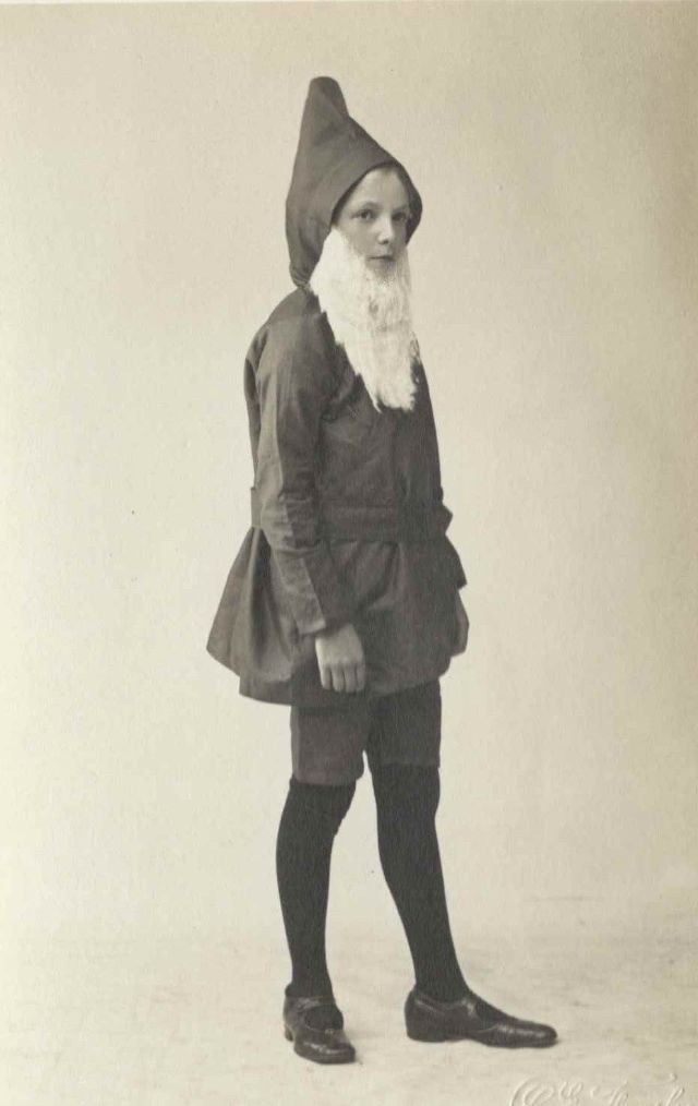 45 Cool Photos of People in Fancy Costumes in the Early 20th Century ...