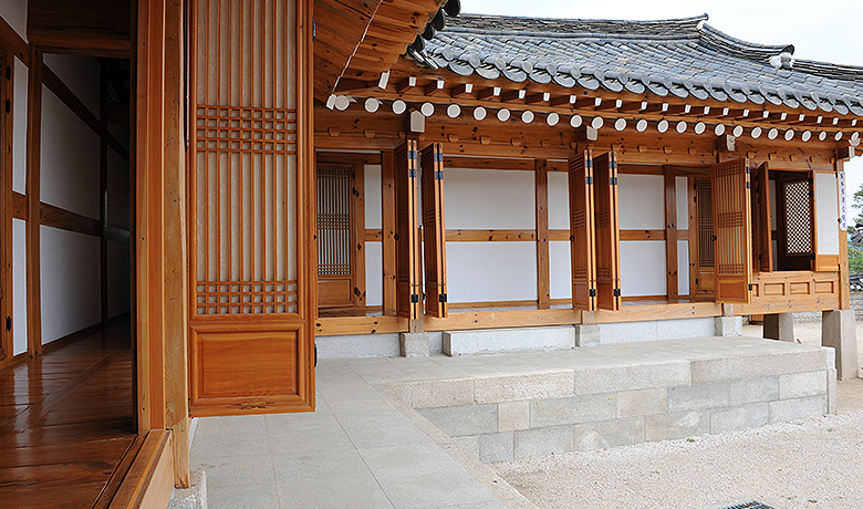 Feel the Traditional Korean Elegance in Royal Hanok Residence - Mini en ...