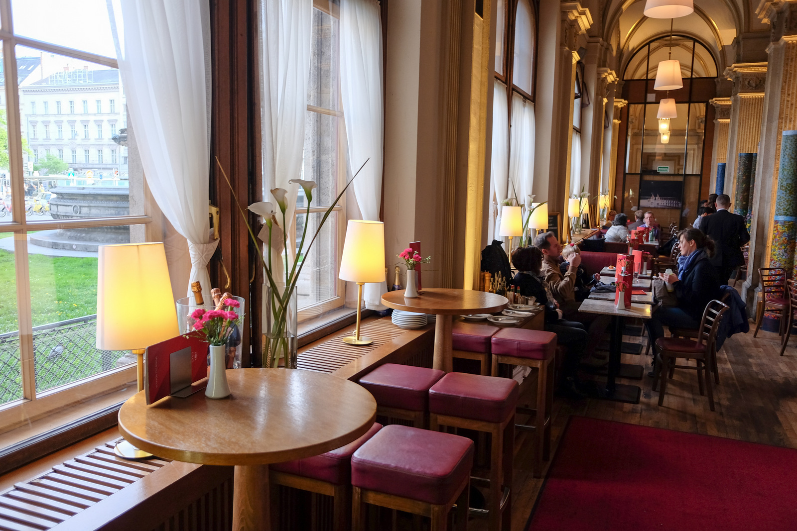 The flagship coffee house of the Vienna State Opera is an elegant venue ...