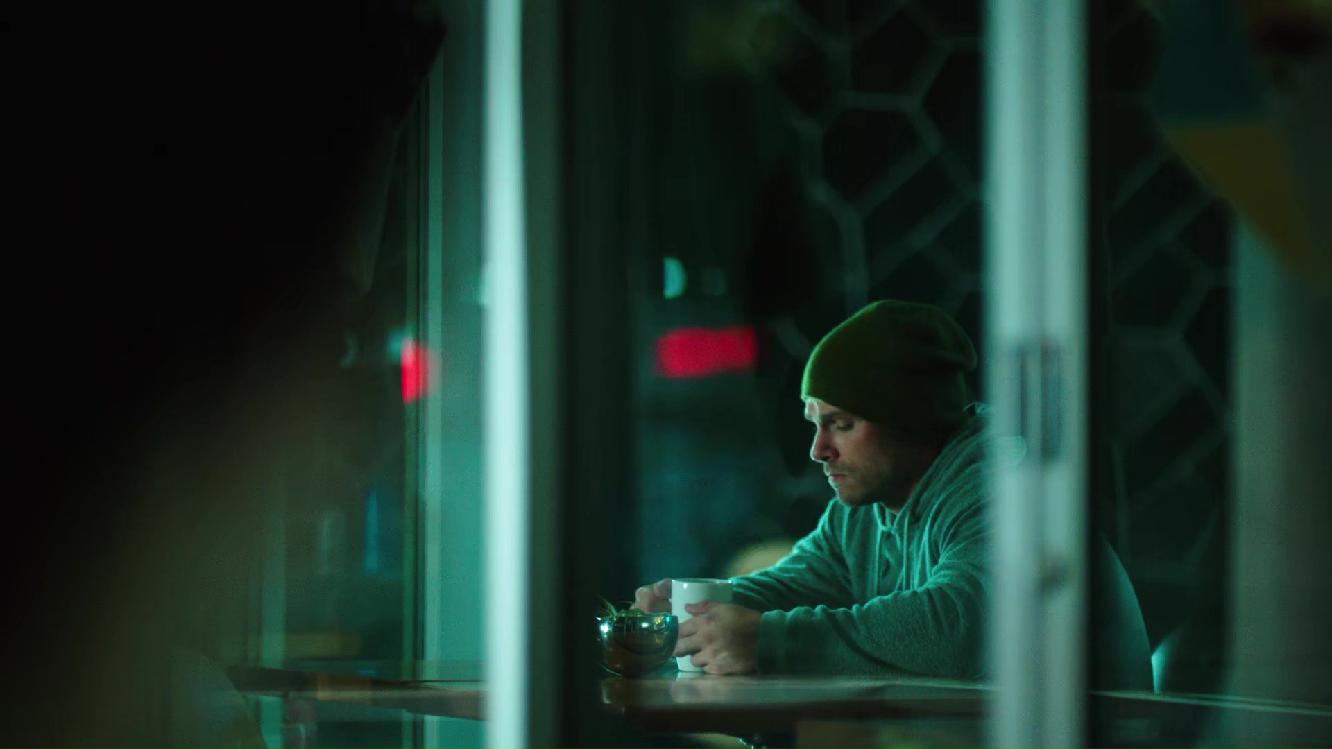 ausCAPS: Shawn Roberts shirtless in Motive 2-01 "Raw Deal"