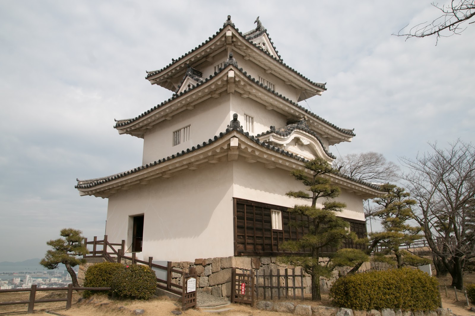 Japan Castle Explorer: List of 12 original main towers