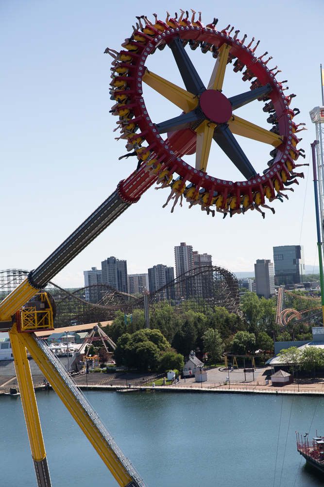 Le Grand Algorithme: Le Titan, manège qui porte bien son nom...