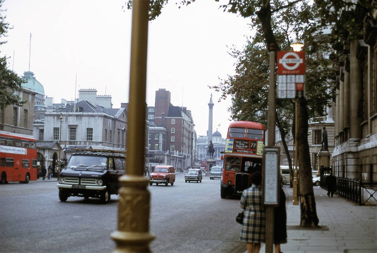 22 Fascinating Color Photographs That Capture Street Scenes of London ...