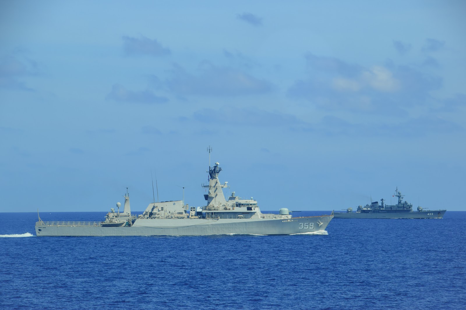THAIDEFENSE-NEWS: Warships Of The Royal Thai Navy in Training Exercise