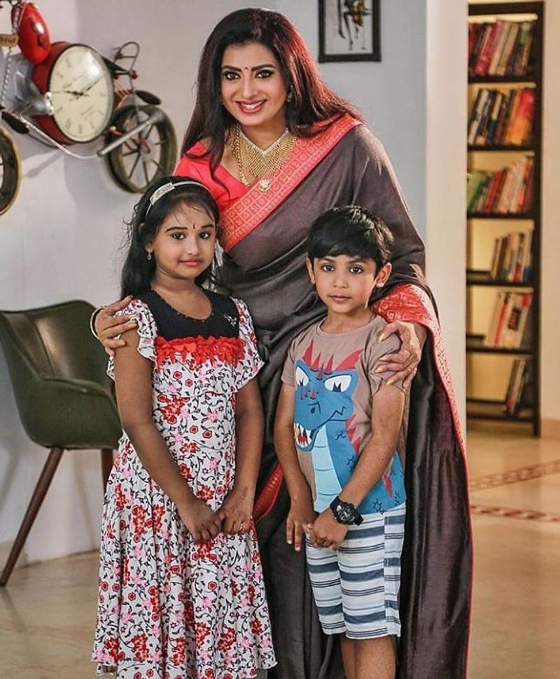 NAKARAJAN: PRIYA RAMAN ,SOUTH INDIAN ACTRESS BORN 1974 SEPTEMBER 14