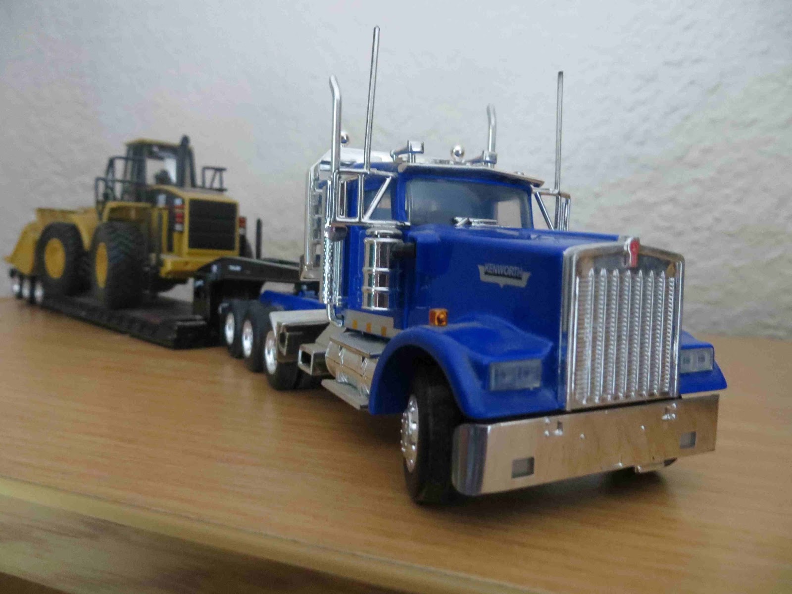 My Model Garage: Norscot Kenworth W900 with lowboy trailer